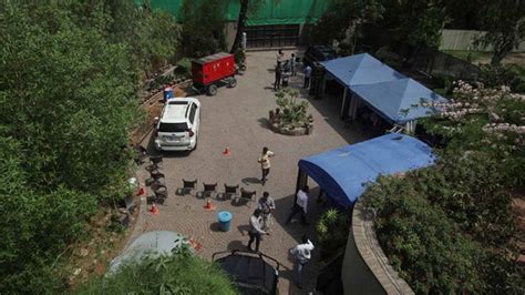 Govt Negotiation Team Reaches Zaman Park Ahead Of Operation Economypk