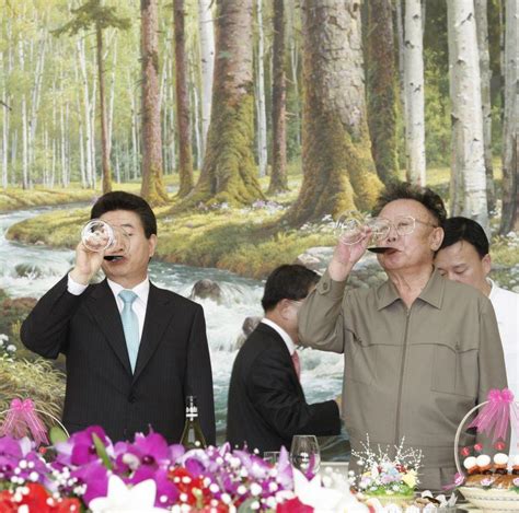 노무현사료관 [환송오찬에서 와인을 마시는 노무현 대통령과 김정일 국방위원장]