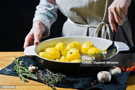 요리사는 향신료 올리브 오일과 버터와 감자를 양념 검정색 배경 측면 보기 텍스트 공간 주방 러시아에 대한 스톡 사진 및 기타