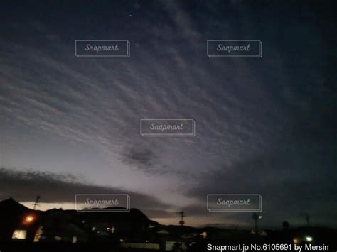 雲の隙間から見える月の写真・画像素材 6105691 Snapmart（スナップマート）