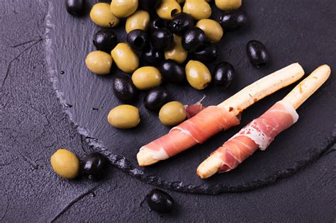 전통적인 이탈리아 빵 스틱 Grissini 프로스 퀴 토 햄과 막대 빵에 대한 스톡 사진 및 기타 이미지 막대 빵 바로 위