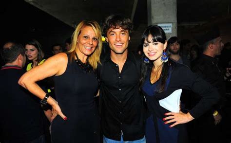 Sthefany Brito e mãe prestigiam Kayky Brito em musical
