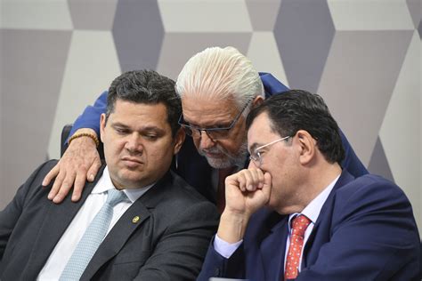 Relatório da reforma tributária é aprovado na CCJ do Senado e segue
