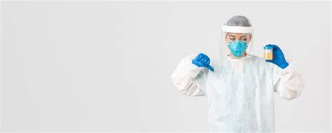 Covid 19、コロナウイルス病、医療従事者の概念。真面目な技術研究所の従業員、個人用保護具の研究者の側面図は、不承認、悪い分析結果に親指を