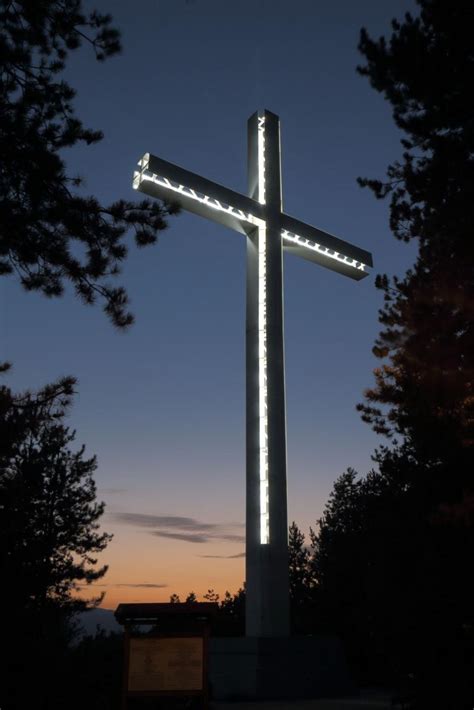 33 метровият кръст над Благоевград свети с нова и по ярка светлина СНИМКИ Благоевград