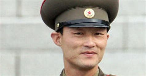 환한 표정의 북한 장교