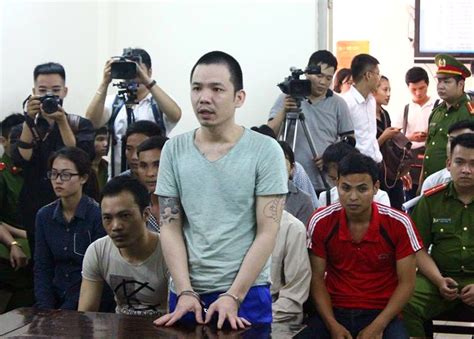 2 Tử Tù Bỏ Trốn Khỏi Phòng Biệt Giam Bị Còng Chân Tới Tòa Báo Người