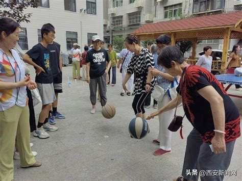 西安莲湖区荣兴小区举办趣味运动会 参与的居民“玩嗨了”东路社区活动参赛