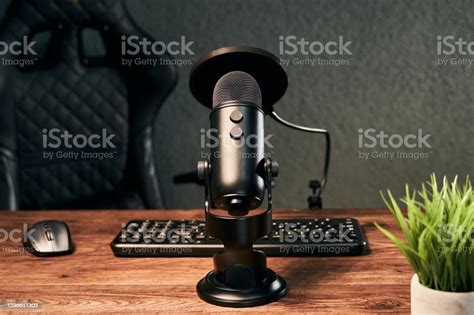 팟캐스트 스트리밍 을 준비하는 수제 스튜디오의 검은 색 마이크 팟캐스팅에 대한 스톡 사진 및 기타 이미지 팟캐스팅 준비