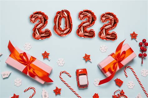 크리스마스와 새해 인사말 카드 플랫 레이 핑크 선물 또는 선물 상자 2022 번호와 파란색 상단보기에 색종이 12월 31일에