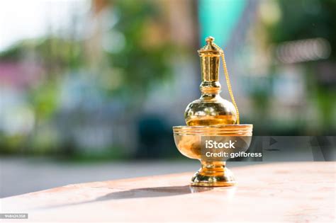 골든 불교 죽음 의식에 대 한 용기를 부 어 물입니다 태국 전통 0명에 대한 스톡 사진 및 기타 이미지 0명 고대의 금