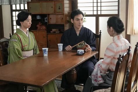 連続テレビ小説「ブギウギ」第88話。善一の家・居間にて。スズ子から新しい曲作りをお願いされる善一（草彅剛）（c）nhk スポニチ