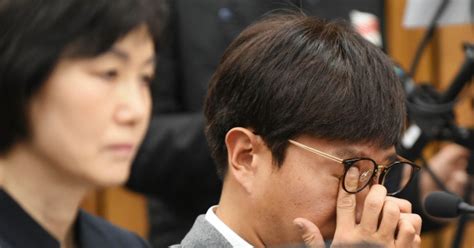 포토 눈 만지는 이규혁 전 스피드스케이팅 국가대표 선수