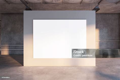 배경에 수도관이 있는 빈 콘크리트 홀의 햇볕이 잘 드는 베이지색 파티션에 텍스트 또는 광고 로고를 위한 공간이 있는 큰 빈 흰색