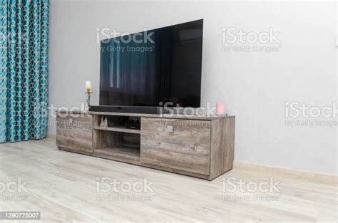 흰색 벽 배경에 큰 Lcd Tv와 아름다운 회색 캐비닛 현대적인 거실의 세부 사항 0명에 대한 스톡 사진 및 기타 이미지 0