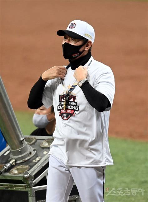 완벽한 2021시즌을 지휘한 Kt 이강철 감독 Ks Mvp 출신 첫 Ks 우승 감독｜스포츠동아