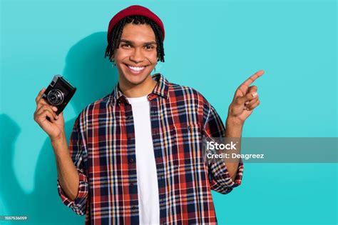 좋은 남자 향취가 격자 무늬 셔츠를 입고 카메라를 들고 사진 살롱에서 청록색 배경에 격리된 빈 공간을 나타내는 사진 18 19세에 대한 스톡 사진 및 기타 이미지 Istock
