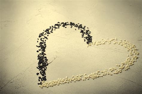 회색 바탕에 검은색과 흰색 참 깨로 만든 심장 사랑 발렌타인의 날 개념입니다 보기 상위 공간을 복사 합니다 0명에 대한 스톡 사진 및 기타 이미지 Istock