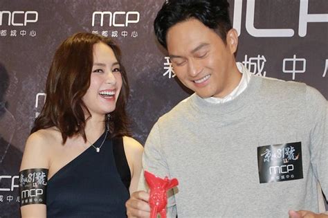 阿娇出席活动险摔倒，有人重提艳照门陈冠希