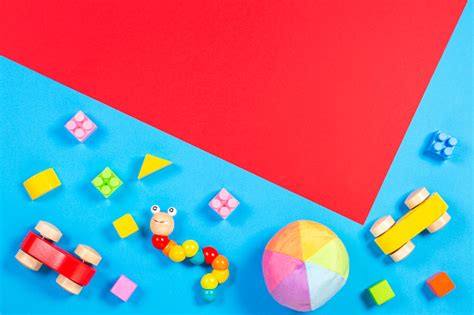 아기 아이 장난감 배경 나무 자동차 화려한 벽돌 및 파란색과 붉은 색 바탕에 부드러운 장난감 0명에 대한 스톡 사진 및 기타