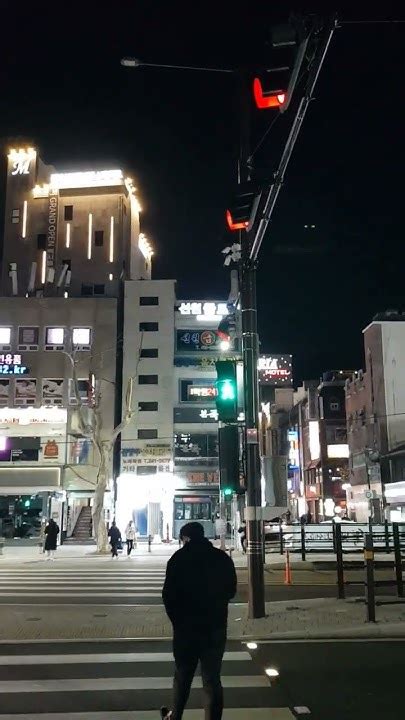 부산역 앞 횡단보도 보행자 신호등 빨간불 남은시간을 보여줌 Youtube