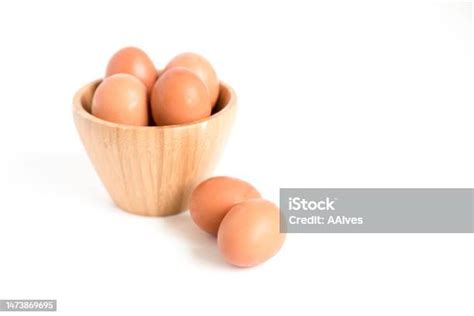 흰색 배경에 대나무 용기 안팎에 놓인 신선한 닭고기 달걀 몇 개 공간을 복사합니다 0명에 대한 스톡 사진 및 기타 이미지 0명 가격 가금류 Istock