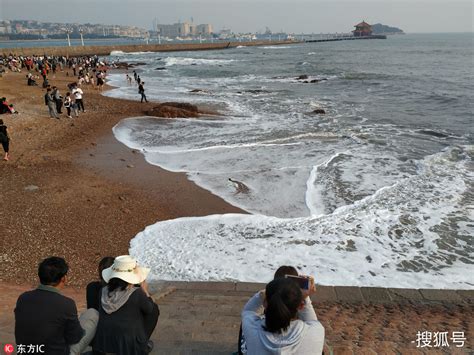 青岛海滨掀大浪栈桥封闭 游人国庆惊险观浪 搜狐大视野 搜狐新闻