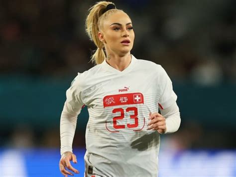 Saiba Quem é Alisha Lehmann Jogadora Suíça E Namorada De Douglas