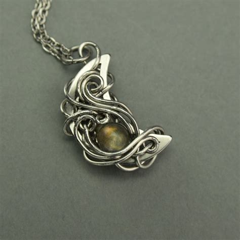 Wisiorek księżyc ze złotym labradorytem półksiężyc wire wrapping stal chirurgiczna unikatowy