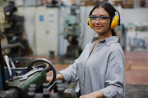 공장에서 Cnc 기계로 작업 하는 여성 견습생 엔지니어 교육 강좌에 대한 스톡 사진 및 기타 이미지 교육 강좌 공장 산업 건물 여자 Istock