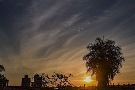 Sexta feira começa quente e abafada mas previsão é de chuva no fim de