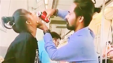 Delhi Metro में अब ये क्या देखना पड़ रहा है कपल ने की ऐसी हरकत देखते