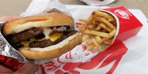 Revoblogro Wendys Fast Food Ul Renumit Pentru Baconator Vine în