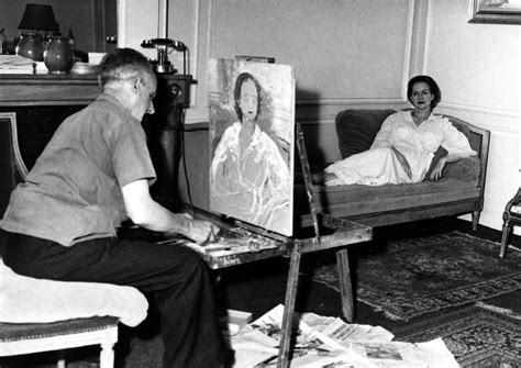 Plano general de Jacques Thévenet realizando un retrato de Aniela