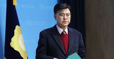 총선 불출마 기자회견 마친 이명수 의원