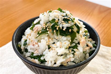 まるみキッチン【簡単レシピ】 On Twitter 【ツナとわかめの混ぜこみご飯】 ①水（分量外）に乾燥ワカメ大さじ1加えラップして
