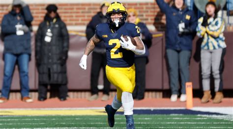 Michigan RB Corum Exits Game With Apparent Knee Injury WKKY Country 104 7