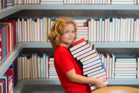 Menino de conceito de educação fazendo lição de casa na mesa na