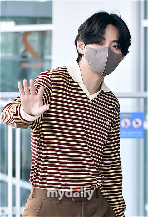 방탄소년단 뷔 훈훈한 손인사 [md포토] 네이트 연예