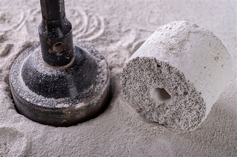 벽에 큰 구멍을 드릴 드릴 전기 소켓구멍을 만들기위한 장치 장소 워크샵 건설 기계류에 대한 스톡 사진 및 기타 이미지 건설 기계류 건설 산업 건설 현장 Istock