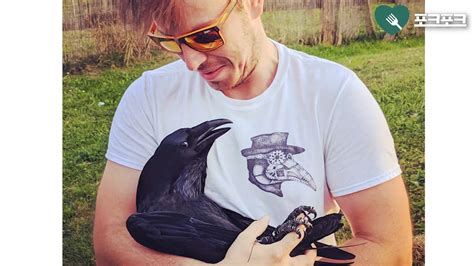 남자에게 구조된 뒤 자신이 강아지라고 생각하는 큰까마귀 Youtube