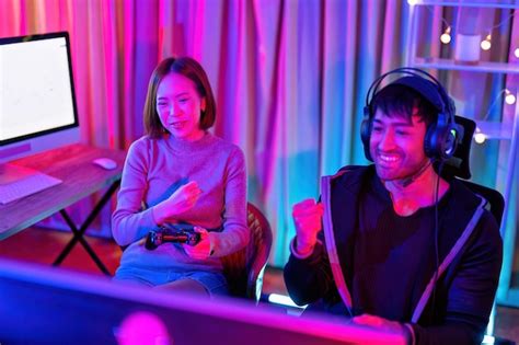 Em Casa Jogador De Jogo Usando Fone De Ouvido Se Divertir Jogando Batalha De Streaming De Jogo