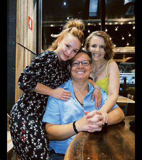 Foto Mãe De Larissa Manoela Silvana Taques Pegou Dinheiro Da Filha