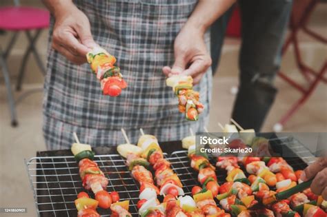 저녁 식사 파티에서 돼지 고기와 바베큐를 굽는 남자 음식 사람 및 가족 시간 개념 Barbecue Social