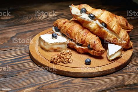 치즈 견과류 블루베리 치즈 포크와 칼 나무 보드에와 크로와상 개념 칼으로 식품의 아름 다운 프리젠테이션 갈색에 대한 스톡 사진