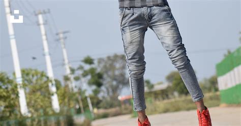 Hombre Con Camisa Azul De Manga Larga Y Jeans De Mezclilla Azul