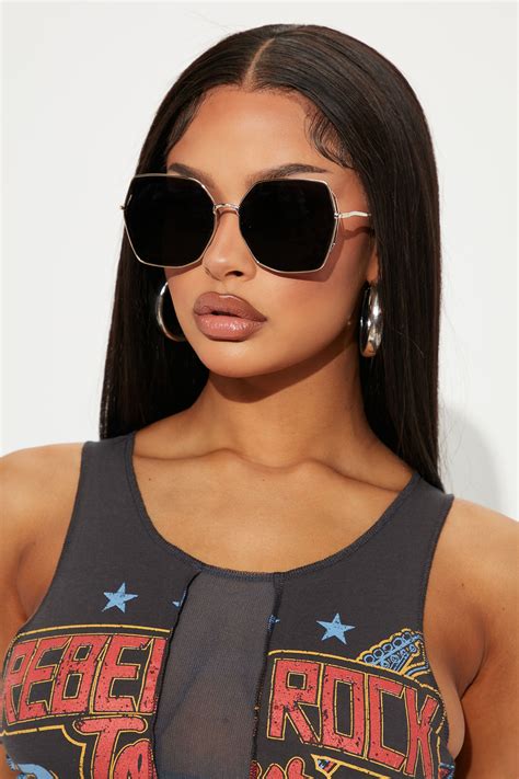 Just Vibin Sunglasses Black Fashion Nova