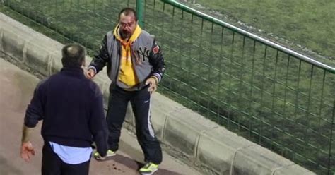Vergonzoso Salvaje Pelea Entre Dos Padres En El Partido De Sus Hijos