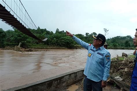 Tinjau Korban Banjir Bupati Lahat Ingatkan Warga