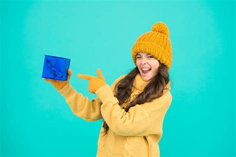 생일축하습니다 아이는 생일 선물을 사랑해요 아이 해피 홀드 기프트 박스 아이 소녀는 따뜻한 모자를 착용 기쁘게 선물을 착용합니다 예상치 못한 놀라움 좋은 선물에 감사함을